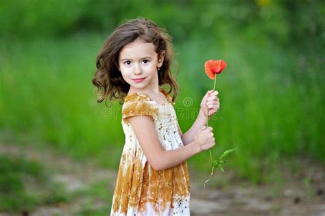 Retrato Da Menina Ao Ar Livre Imagem De Stock Imagem De Verde Sorrir