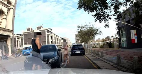 開賓士逆向違停校門口 女駕駛試圖衝撞還咆哮：我就故意的 社會 Ctwant