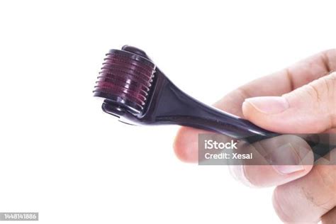 흰색 배경에 격리된 더마 롤러 남자는 Mesotherapy의 미용 절차를 위해 손에 장치를 들고 있습니다 35 39세에 대한 스톡 사진 및 기타 이미지 Istock