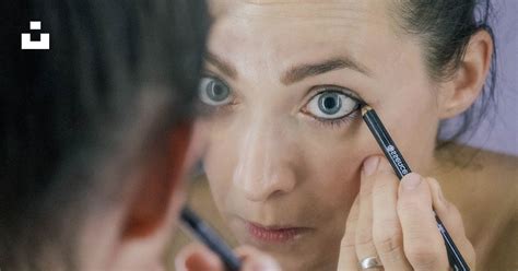 여자가 거울에 비친 자신의 모습을 보고 있다 사진 Unsplash의 무료 아가씨 아이 라이너 이미지