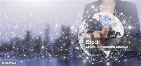 글로벌 연결 개념입니다 손 터치 디지털 화면 홀로그램 세계 지구 지도 도시 빛 흐린 배경에 지구 표지판 세계 세계 지배 개념을 지배 가상현실에 대한 스톡 사진 및 기타