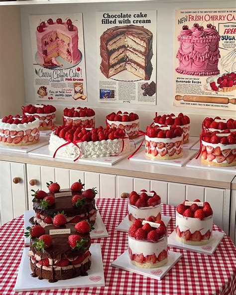 홀리주방 2024년 홀리의 크리스마스 케이크🎄🎄🎄 선물용이랑 부탁받은 케이크들이예요~모아놓고 보니 많네요😆 어제 아침일찍