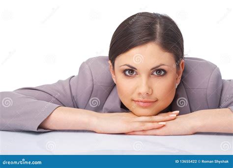 Giovane Donna Con Le Sue Mani Sotto Il Suo Mento Fotografia Stock