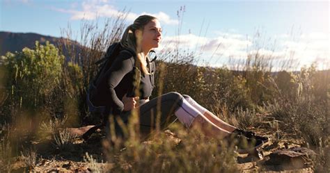 자연 하이킹 지상 행복한 여성은 신선한 공기 평화 풍경을 위한 야외 여행 웰빙 및 자유 투어에서 휴식을 취합니다 트레킹 모험 필드 성장과 차분한 배낭 여행가가 경치를 즐길