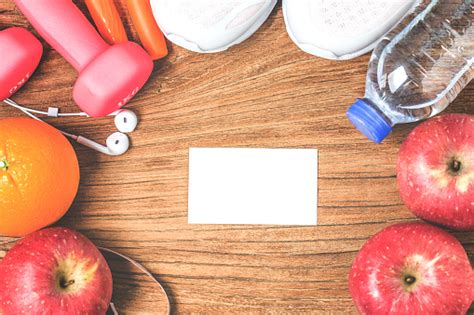 피트 니스 건강 하 고 활동적인 라이프 스타일 개념 물 병 아령 스포츠 신발 헤드폰와 사과 나무 배경에 스마트폰 텍스트에 대 한 공간을 복사 합니다 상위 뷰 건강한 생활