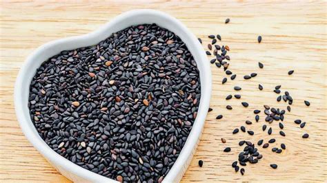 黑芝麻营养价值很高，但并非人人都适合，3种人要克制自己食用 健康养生 健康常识 好看视频