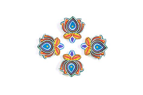 해피 디왈리 디파발리 빛 축제 축제 동안 점토 디야 램프 조명 흰색 배경에 다채로운 전통적인 오일 램프 Diya 텍스트의 공간을 복사합니다 0명에 대한 스톡 사진 및 기타