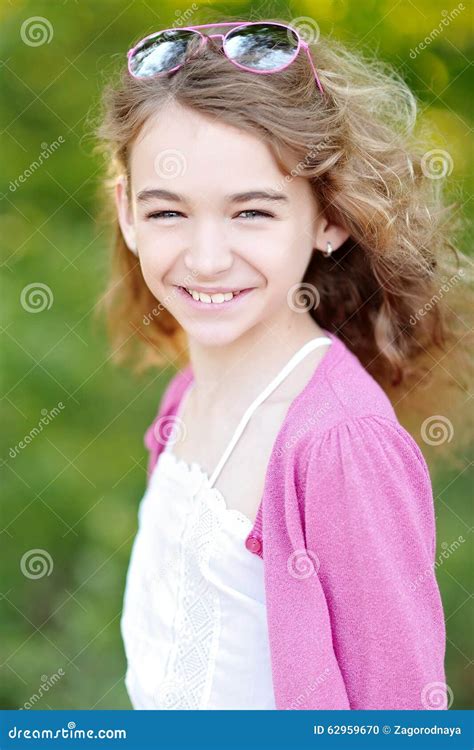 Retrato Da Menina Ao Ar Livre Foto De Stock Imagem De Bonito Feliz