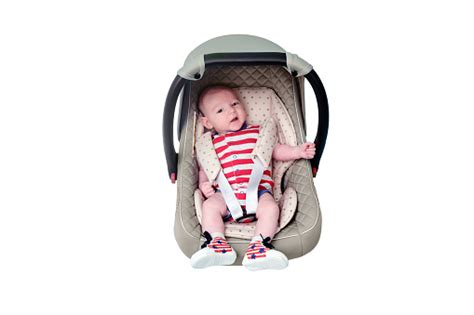 흰색 배경에 고립된 파란색 스튜디오 배경에 유아용 카시트를 착용한 아기 빨간색과 흰색 미국 국기의 옷을 입은 아이 2 개월 된 아이 아기에 대한 스톡 사진 및 기타 이미지