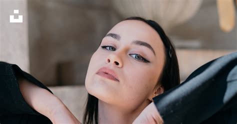 검은 상의를 입은 여자가 가슴에 손을 얹고 있다 사진 Unsplash의 무료 여자 이미지