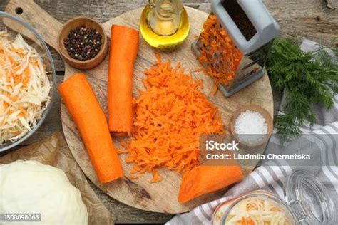 맛있는 소금에 절인 양배추 수프 요리 신선한 잘게 썬 당근과 오래된 나무 테이블에 재료를 깔고 평평하게 눕습니다 0명에 대한 스톡 사진 및 기타 이미지 Istock