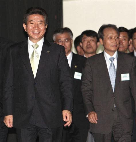 [노무현사료관] [참여정부평가포럼에서 특별강연을 위해 이동 중 미소짓는 노무현 대통령]