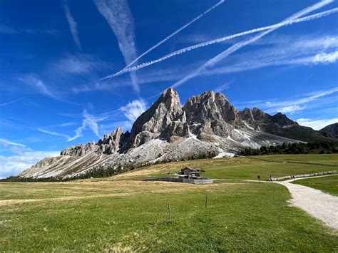 건물 건축 경치 경치가 좋은 고요한 관광 광야 교회 그림 같은 나뭇잎 녹색 농촌의 높이 눈이없는 돌로미테 들판 마을 마을 교회 모험