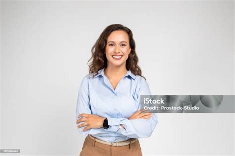 미소 짓는 자신감 차분한 밀레니엄 세대 유럽 비즈니스 우먼 팔짱을 낀 정장 차림의 교사 모방에 대한 스톡 사진 및 기타 이미지 모방 청년 성인 공부 Istock