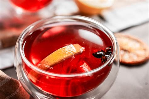 유리 컵에 홍차 히비스커스 빨간 열매 차 비타민 음료 감기에 대한 겨울 차 레몬 붉은 건포도 검은 건포도 라즈베리 꿀 계피