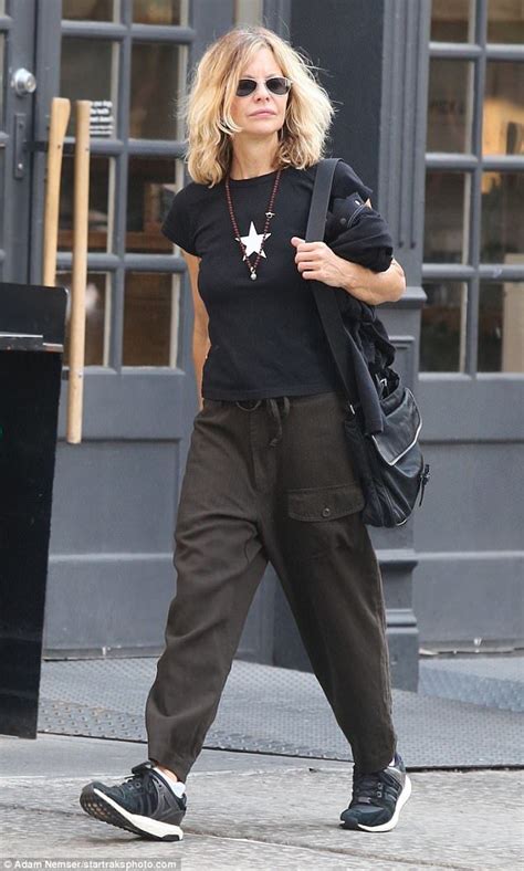 Meg Ryan Flashes Midriff In T Shirt And Drawstring Pants In Nyc 90s