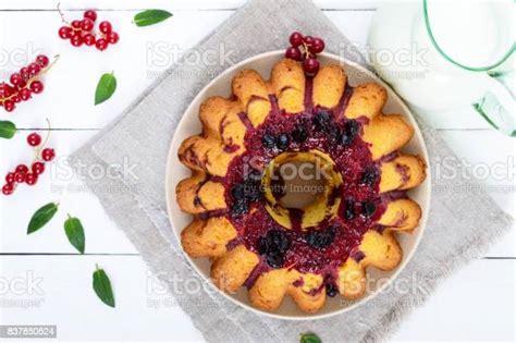 여름 딸기와 갓 구운된 케이크는 흰색 바탕에 우유의 용기 최고의 볼 수 있습니다 갈색에 대한 스톡 사진 및 기타 이미지 갈색 건강한 식생활 과일 Istock