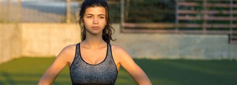 Uma Jovem Garota Magra E Atlética Em Roupas Esportivas Com Estampas De