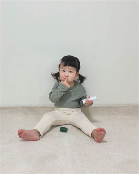 재나 광고 협찬 찬 바람 불어오면 앙또미뇽 판테놀 아토 스틱밤 겨울철 거칠어지고 건조한 피부에 스윽 발라주면 맨들맨들 촉촉해져요 가방이나 주머니에도 쏙 들어가는