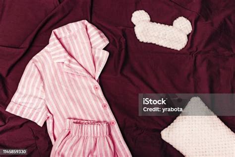 소녀를 위한 분홍색 잠 옷 마 룬 색깔의 면 천으로 잠자는 재미 있고 푹신한 아이 마스크 복사 공간 평면도 평평한 누워 0명에 대한 스톡 사진 및 기타 이미지 Istock