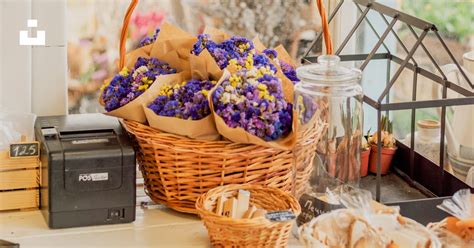 창가 옆 카운터에 놓인 꽃이 가득 담긴 바구니 사진 Unsplash의 무료 Київ 이미지