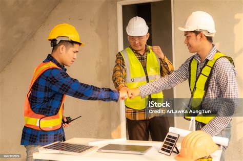 건축가와 엔지니어가 함께 일하는 악수가 풍력 터빈 블레이드와 현장 태양열 디플렉터에 대해 논의합니다 미래를 위한 보다 친환경적인 대체 에너지입니다 3 명에 대한 스톡 사진
