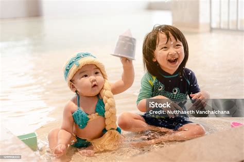 수영장에서 두 아이 아이들은 실내에서 수영합니다 호텔에서 휴가 중 아이 모델 해변에서 놀고있는 어린 소녀 수영장에서 즐거운 시간을 보내고 여름과 휴가 아시아 가족 개념 2