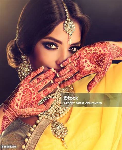 Potret Gadis Cantik India Berpakaian Jas Nasional Tradisional Dengan