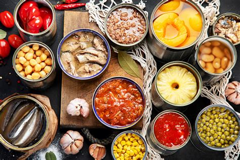 통조림 야채 콩 생선 및 과일을 검은 배경에 깡통에 넣습니다 식품 주식 0명에 대한 스톡 사진 및 기타 이미지 0명 금속 녹색 완두콩 Istock