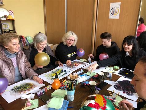 Сьогодні знову наша психологиня провела творчий майстер клас для поранених і волонтерів Ми