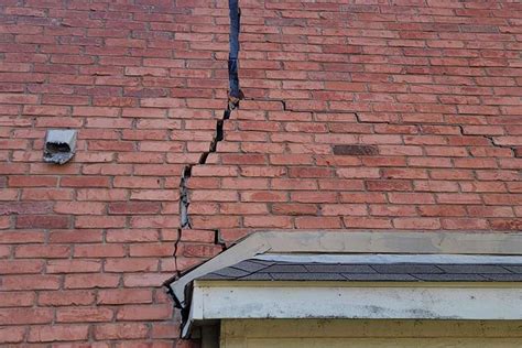 深度学习的智慧社区建筑外墙破损裂缝、露筋、剥落检测系统研究与实现pyqt5界面数据集训练代码 中猿创新 7zcode