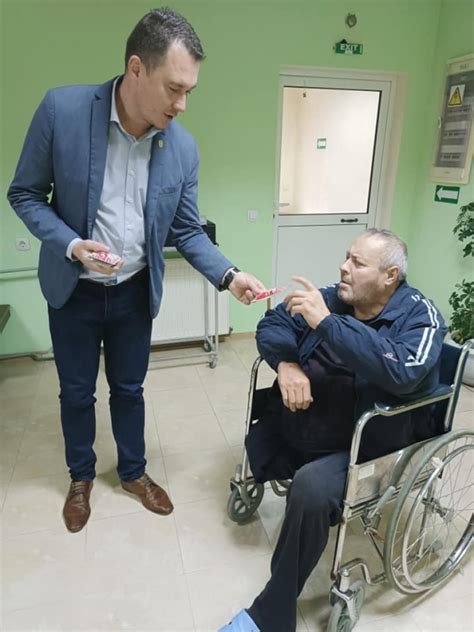 Кметът на Вършец инж Иван Лазаров зарадва с мартенички своите служители