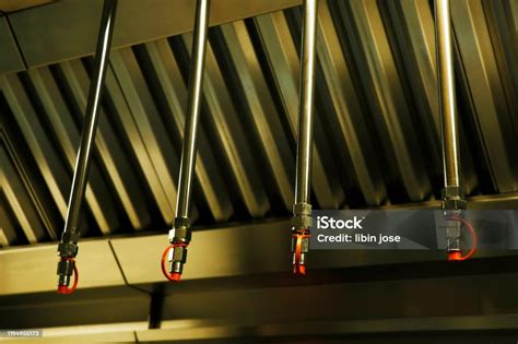 화재 및 안전 장비 비상 물 디스펜서 노베 는 일반적으로 부엌 공장 및 창고에 고정 된 후드 아래 불에 대한 스톡 사진 및 기타 이미지 Istock