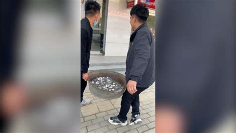 小伙抬一盆硬币礼金去存钱：工作人员存了7小时七环视频澎湃新闻 The Paper