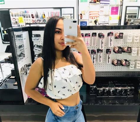 Chica Casera Del Salvador Pierde Su Teléfono Y Se Encuentran Sus Fotos