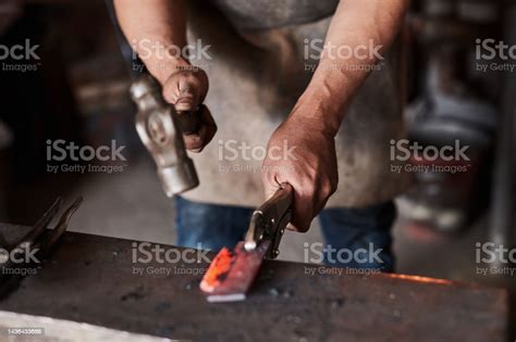 철 금속 및 강철로 작업하는 작업장의 해머 용접 및 대장장이 용접기 핸디맨 창고의 장인이 도구로 뜨거운 막대를 형성합니다 산업 장비를 가진 건설 노동자 20 24세에 대한