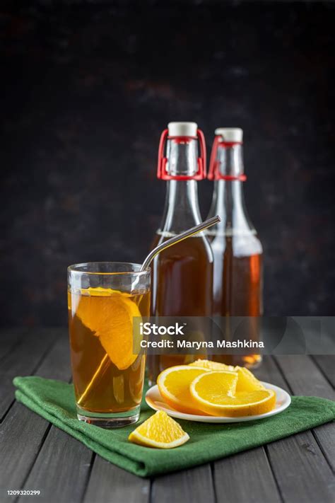 콤부차 슈퍼 푸드 프로 바이오 틱 차 곰팡이 음료 어두운 배경에 오렌지와 유리 항아리에 녹색 섬유 0명에 대한 스톡 사진 및