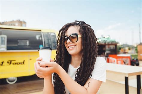 Une Belle Fille Joyeuse Avec Des Dreadlocks Est Assise Sur Une Aire De