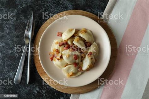 어두운 테이블에 바레니키 또는 피에로기를 곁들인 맛있는 음식의 개념 고급 요리에 대한 스톡 사진 및 기타 이미지 고급 요리 고기 끓는 물에 삶기 Istock