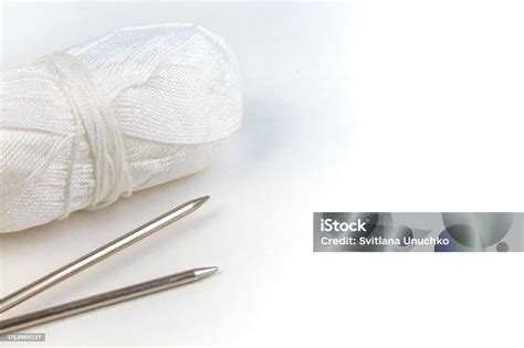 흰색 위에 고립 된 뜨개질 바늘의 쌍 스웨터 또는 스카프 흰색 뜨개질 직물 질감입니다 양각 패턴이 있는 니트 저지 배경 양모 손기계 수 제 0명에 대한 스톡 사진 및 기타