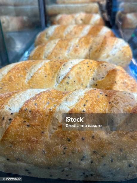 유리 베이커리 진열대에 쌓인 장인의 빵 덩어리 하얀 사워도우 빵 전경에 초점을 맞춘 클로즈업 이미지 0명에 대한 스톡 사진 및 기타 이미지 Istock
