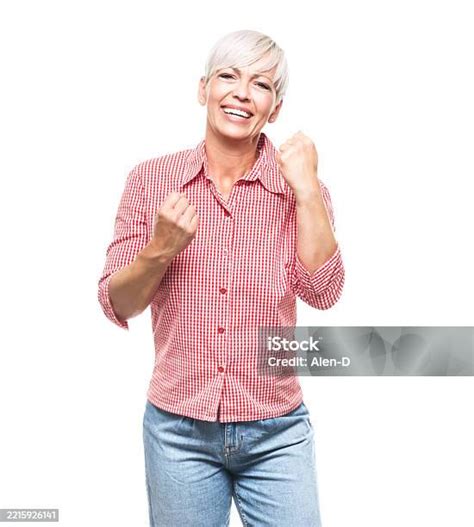 주먹과 이빨을 꽉 쥔 흥분한 여자 흰색 배경에 고립되어 있습니다 네 개념입니다 좋은 소식 중년 여성이 기뻐하는 축하 인사 30 39세에 대한 스톡 사진 및 기타 이미지