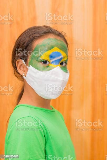 리우데자네이루에서 브라질의 국기로 칠해진 얼굴로 가면을 쓴 아이 6 7 살에 대한 스톡 사진 및 기타 이미지 6 7 살 개념 교육 Istock