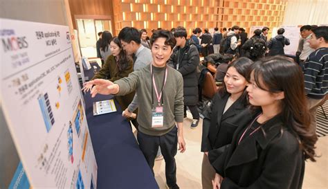 현대모비스가 2월 20일 경기도 의왕 전동화 연구소에서 산 학 연 합동 ‘전동화 기술 포럼을 개최했습니다 차량 전동화 분야 기술협력 생태계 구축을 위한 이 자리에는