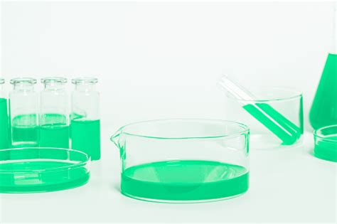 녹색 액체가있는 실험실 용 그릇 실험실 유리 제품의 배경 페트리 접시 플라스크 시험관 흰색의 밝은 배경 0명에 대한 스톡 사진 및 기타 이미지 Istock
