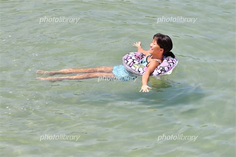 海水浴を楽しむ女の子 写真素材 6094288 フォトライブラリー Photolibrary