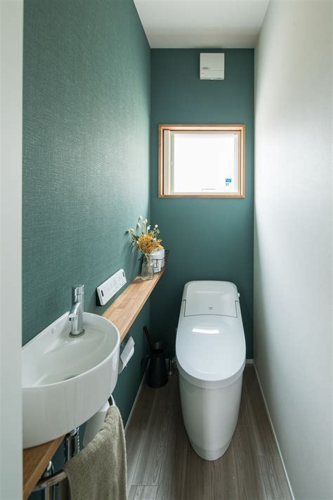 深めのグリーン系アクセントクロスと白のコントラストに、自然光が差し込む空間 ルポハウス 設計事務所 工務店 設計士 注文住宅 デザイン住宅 自由設計 マイホーム お家 新築