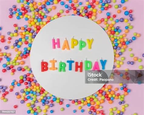 다채로운 색종이와 축 하 배경입니다 최소한의 파티 개념입니다 개념에 대한 스톡 사진 및 기타 이미지 개념 기념일 놀라움 Istock