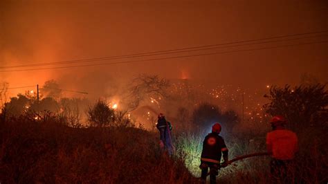 Заради пожар евакуират туристи от Гърция Новини бг
