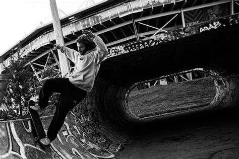 집 밖의 거리 예술 건축 경사로 그래피티 그레이스케일 남성 스케이트 보더 니콘 사진 다리 다리 건축 다이나믹한 도시 풍경 도시의 독립적 인